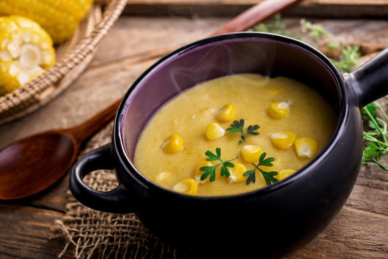 Prepara la receta de crema de elote natural o de lata