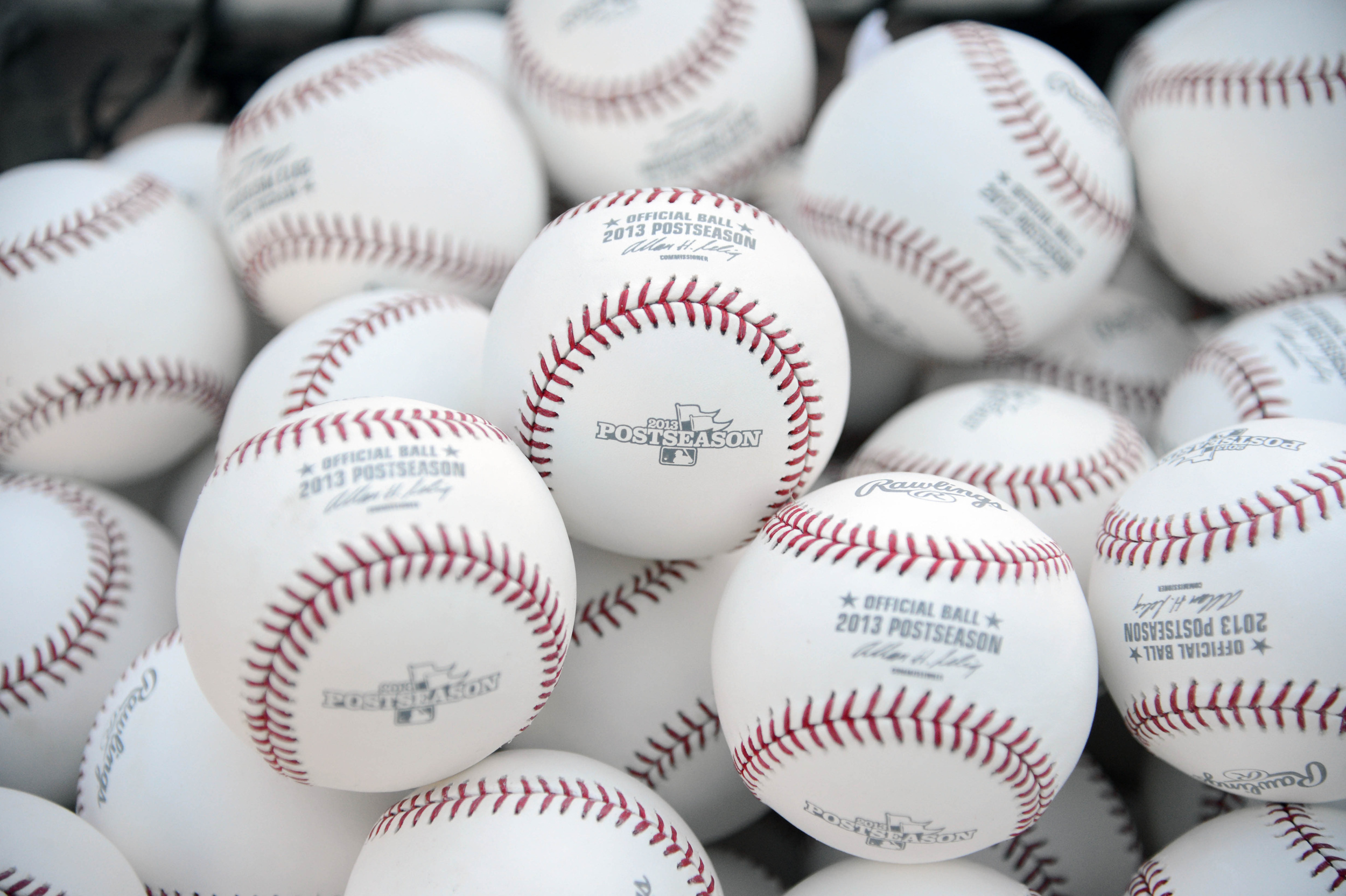 Knuckleballer who went viral signs with MLB playoff team