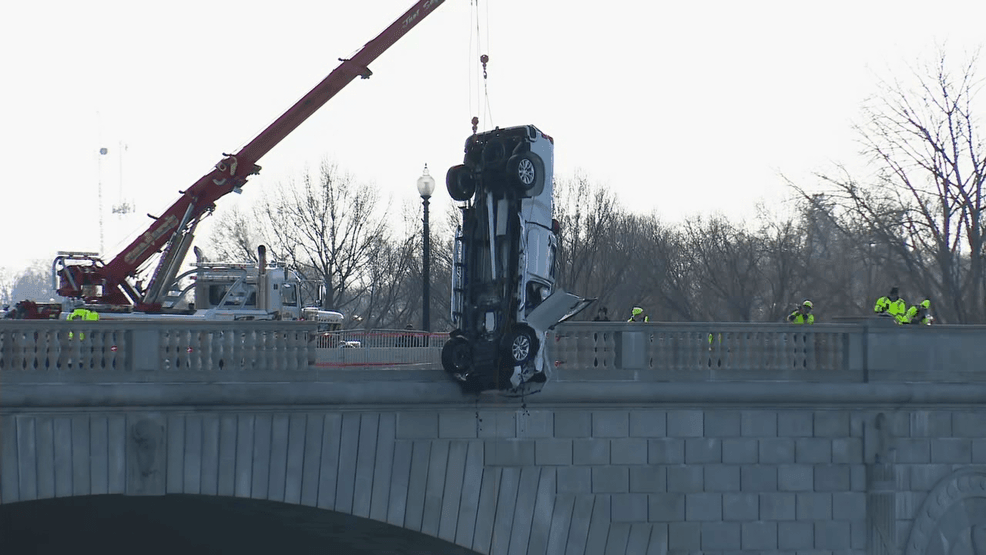 Car plunges into Potomac River after crash on Arlington Memorial Bridge ...