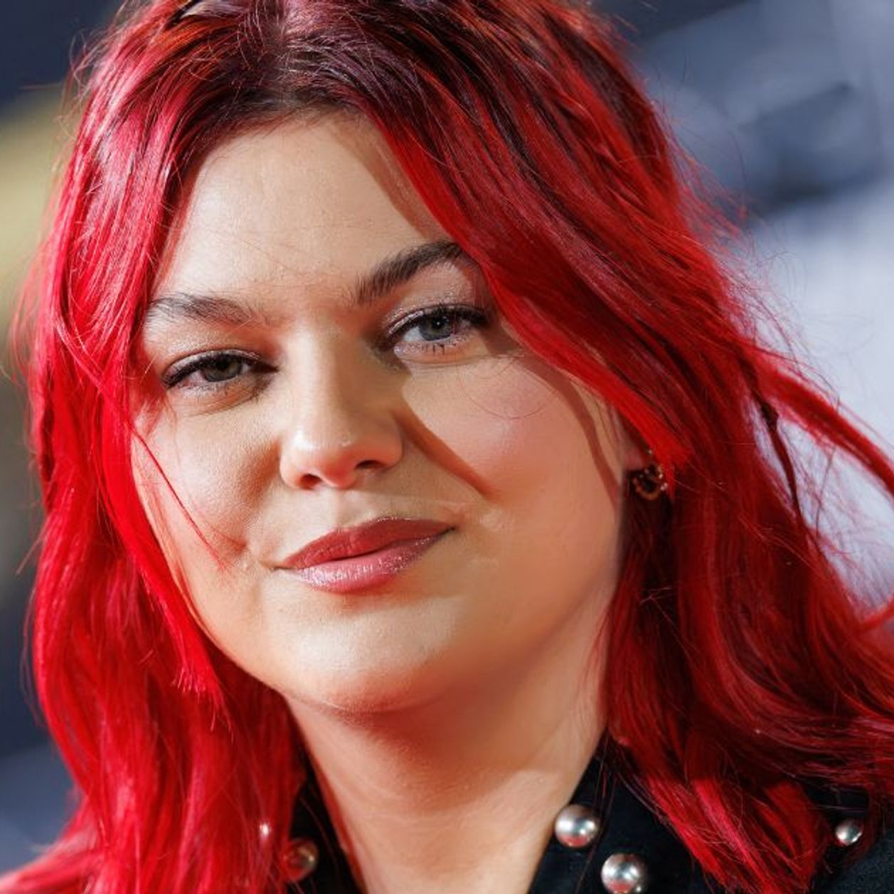 Fini les cheveux rouges ou roses, Louane adopte une nouvelle couleur ...