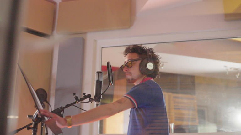 “Me Feat Me”: Cantautor trans convierte parte de su historia en un ...