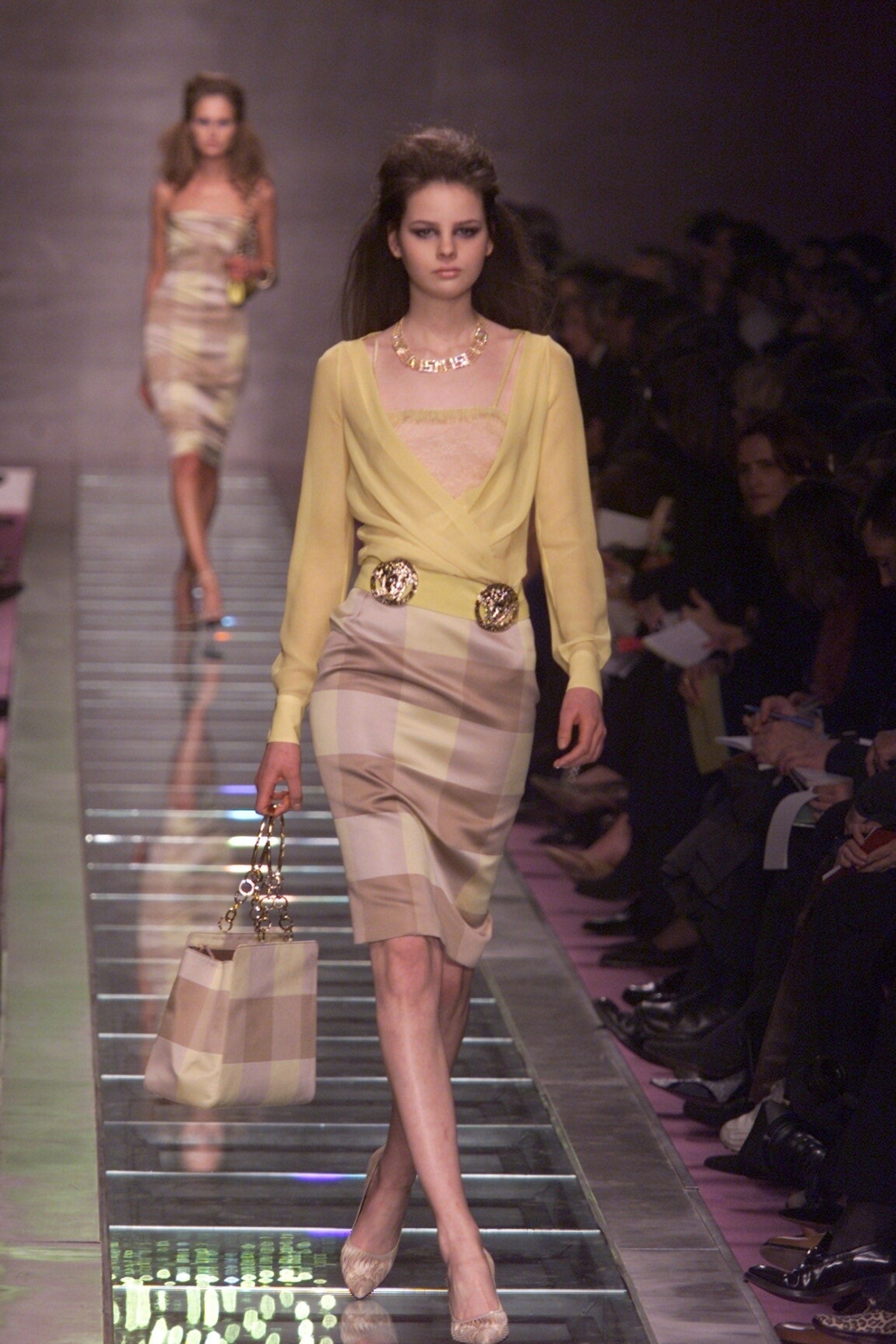 Estas faldas de los 2000 regresan con zapatos en tendencia de Primavera ...