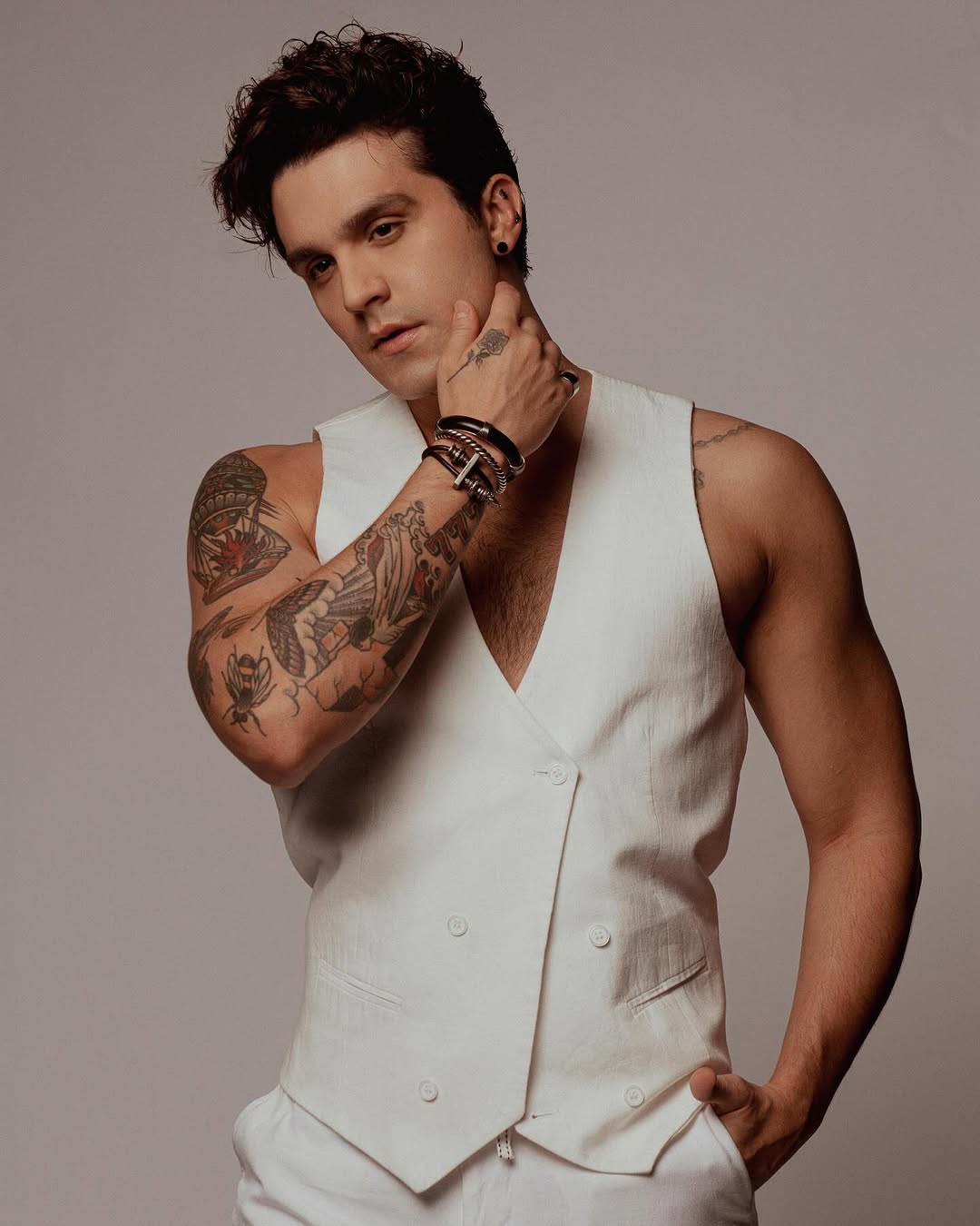 Luan Santana mostra novo ensaio fotográfico e compartilha agenda de shows