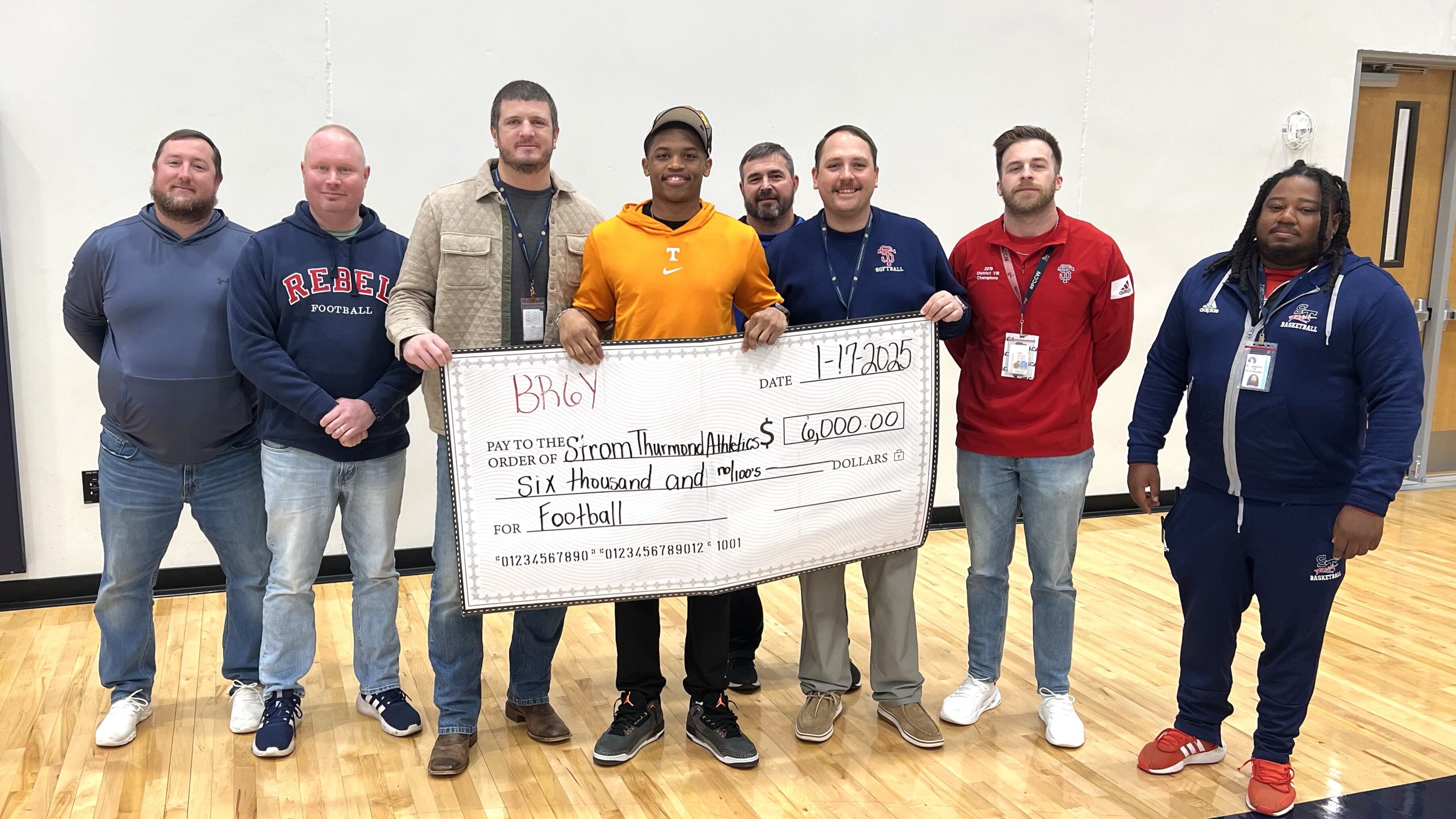 Tennessee wide receiver gives back to high school