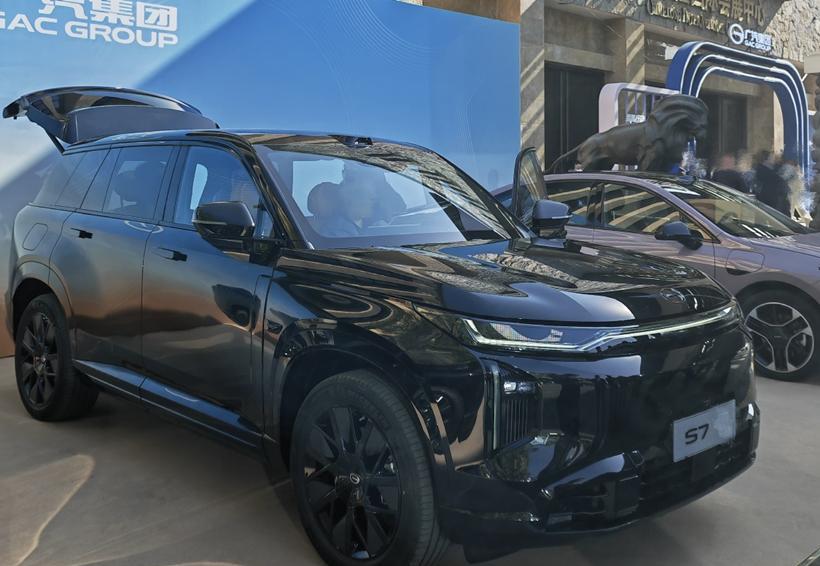 又一款中大型SUV！广汽传祺S7现身，车长4米9还带吸顶“大彩电”