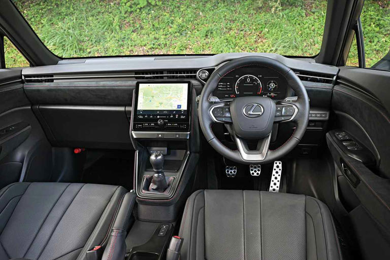 6速MTか！8速ATか！？後悔しない「レクサス LBX モリゾウ RR」選び【比べる最新コンパクト】