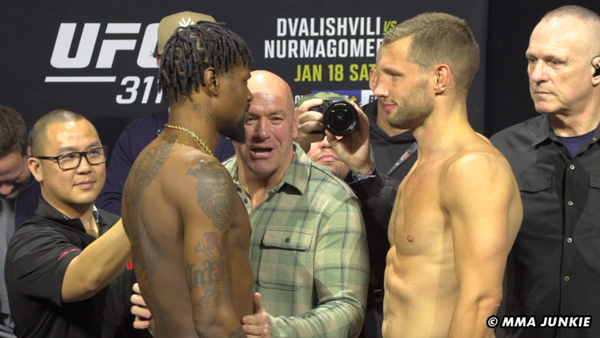 Kevin Holland vs. Reinier de Ridder prediction, pick, start time for ...