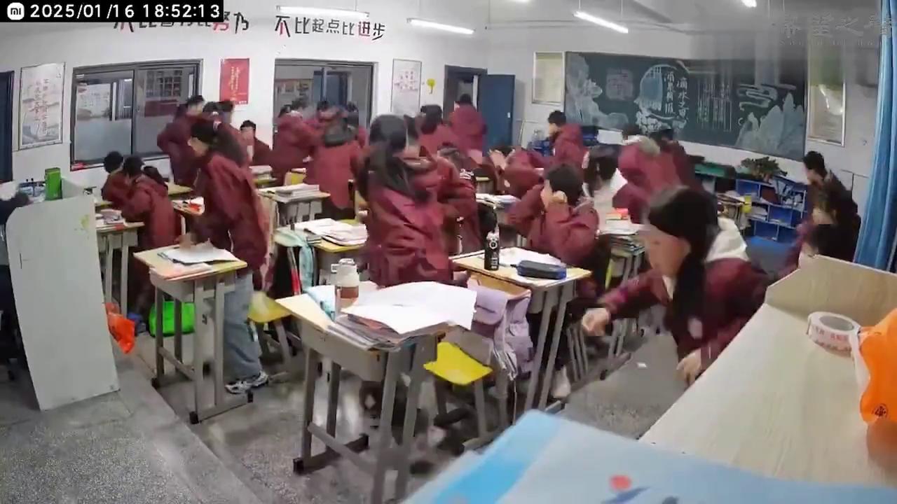 Students rush out from classroom when earthquake hits China