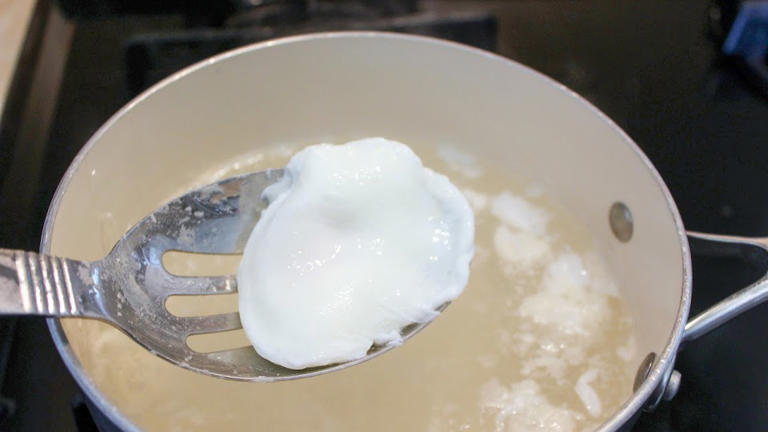 The perfect poached egg has a creamy yolk with firm whites - perfect ...