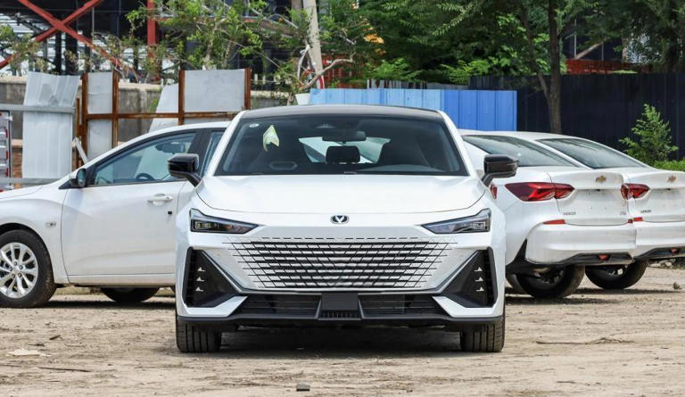 “小A7”即将改款？新款长安UNI-V实车曝光，更换发动机更大马力