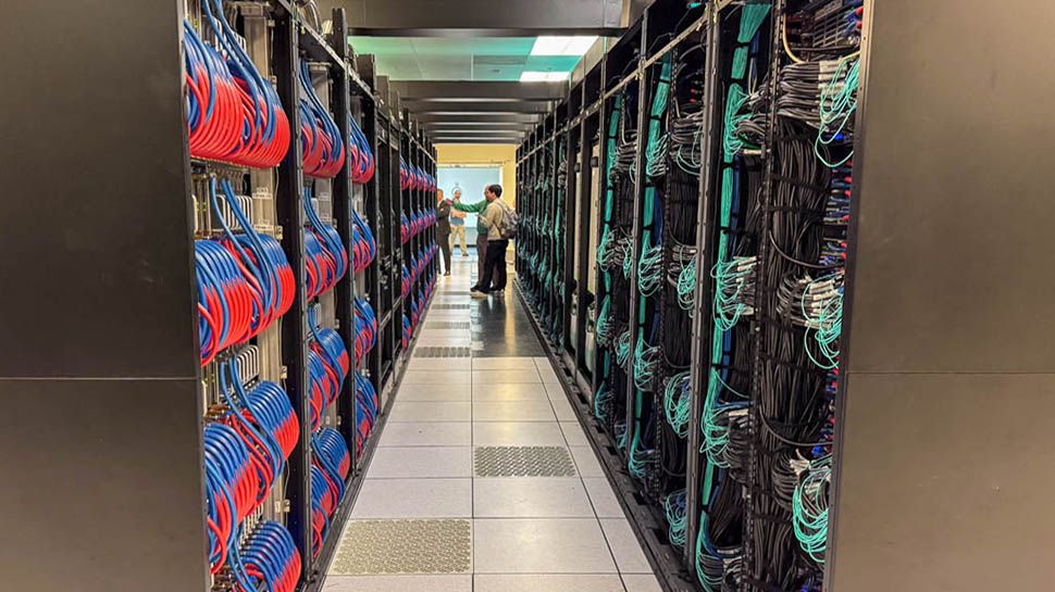 Tech editor takes close snaps of world's fastest supercomputer and ...