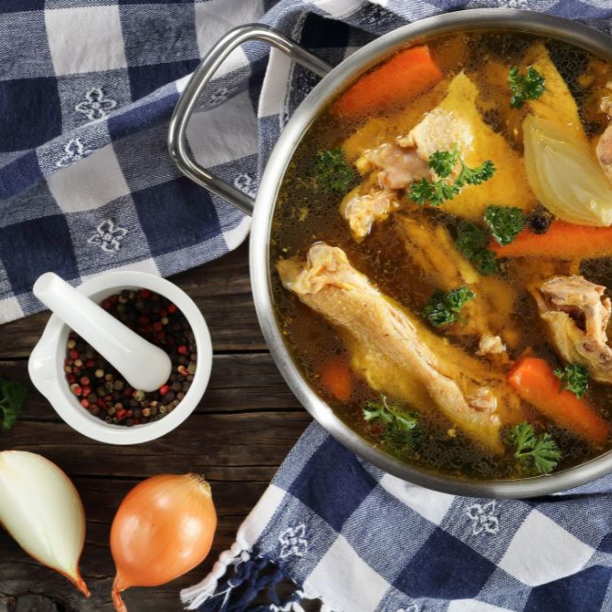 Notée 4,7/5 avec une centaine de commentaires, cette recette de poule ...