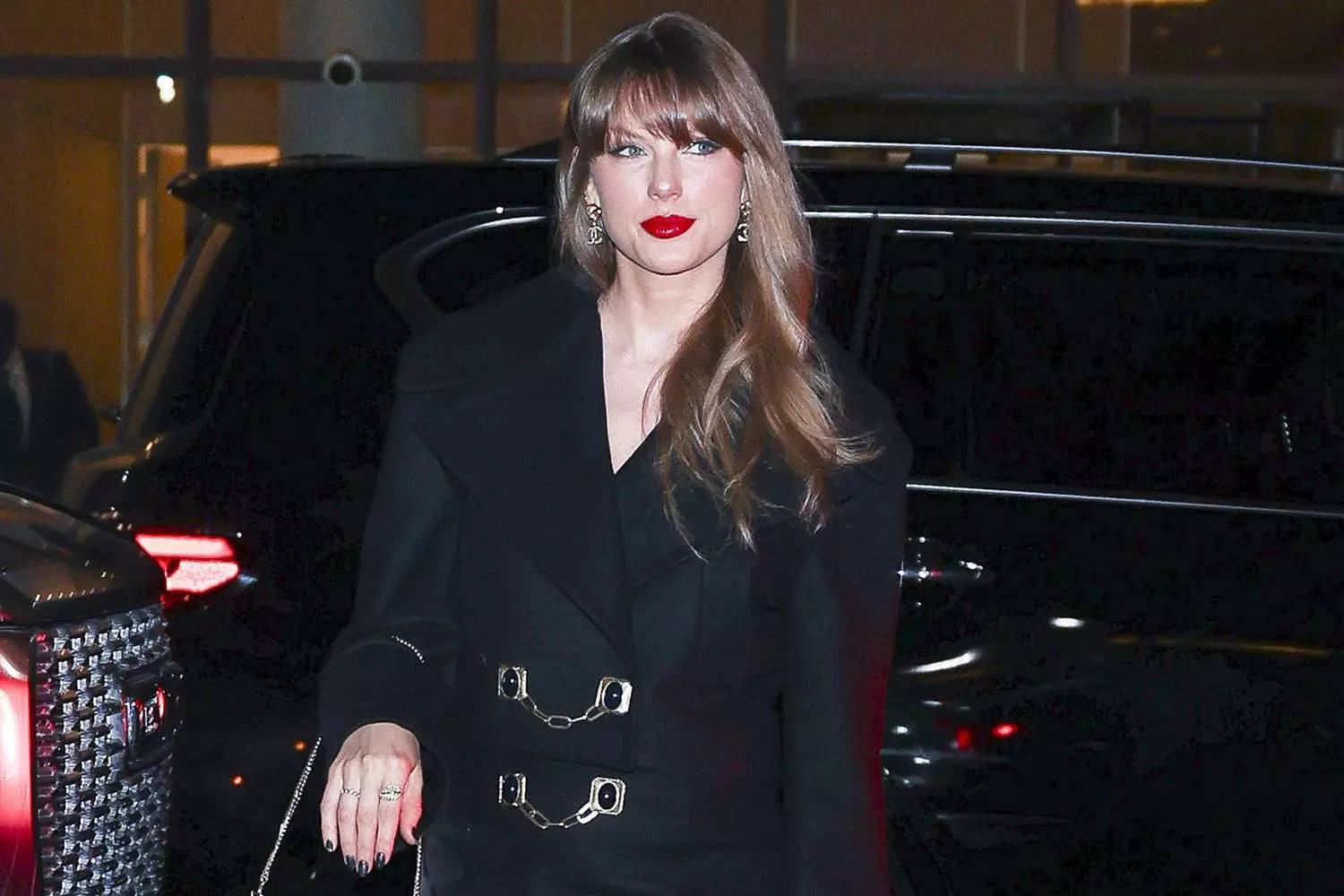 Taylor Swift dines out without Travis Kelce in NYC amid ongoing legal ...