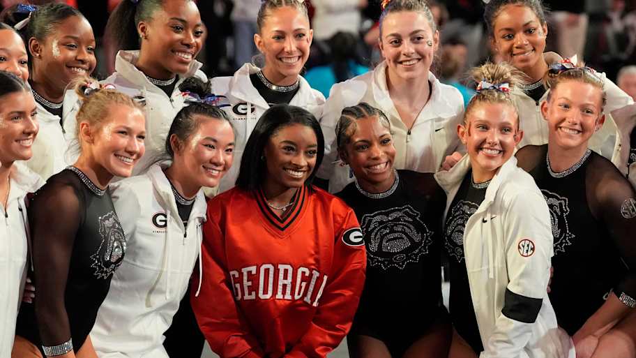 Simone Biles surprises Georgia gymnastics with team photo after big W