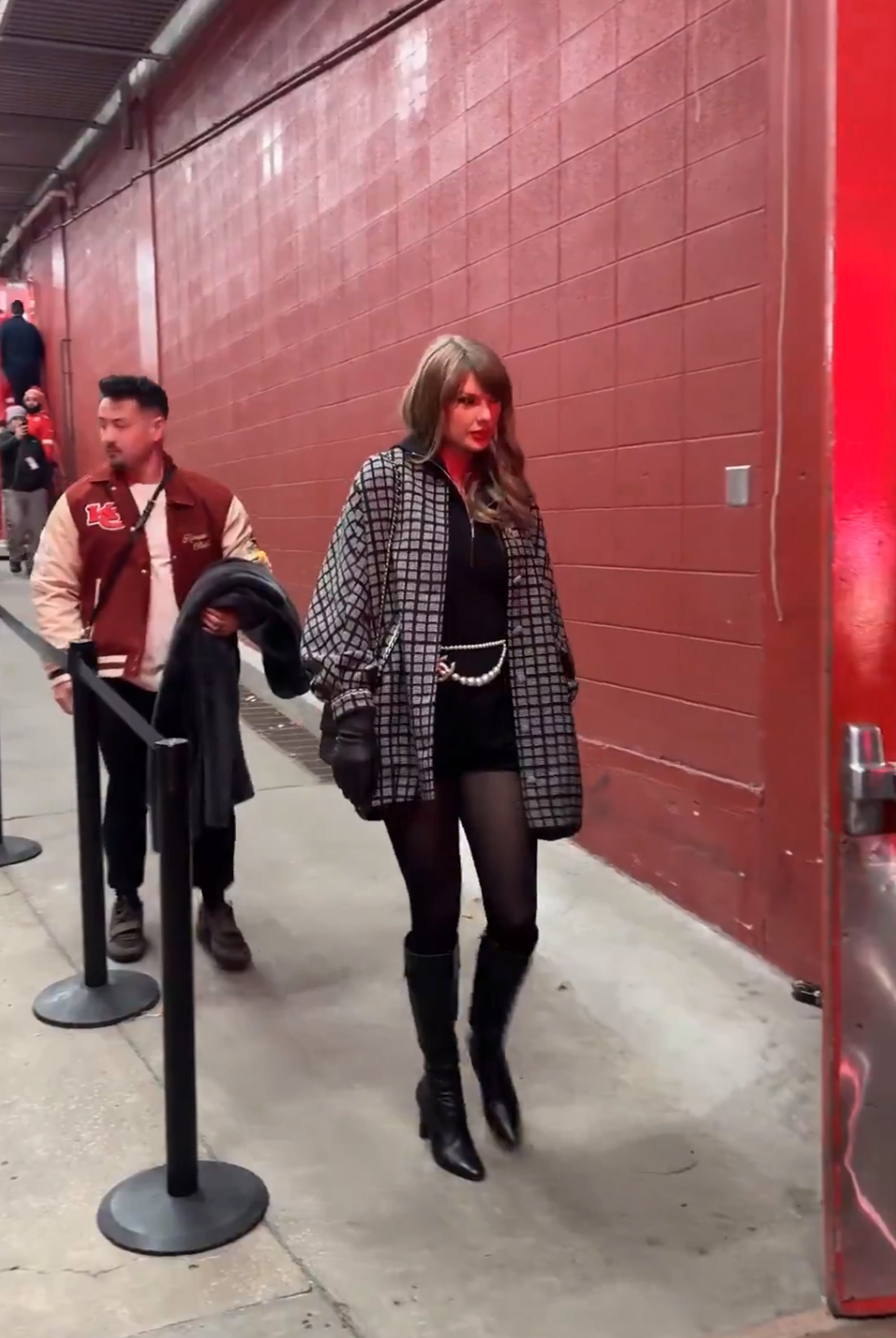 Taylor Swift is decked out in more than $17K worth of Chanel at the ...