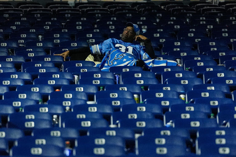 Too hard to watch: Lions fans streamed out as Super Bowl dreams were ...