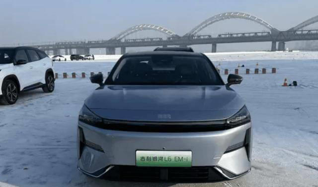 吉利银河L6EM-i预售启动，新车定位紧凑，满电满油续航超2000公里！
