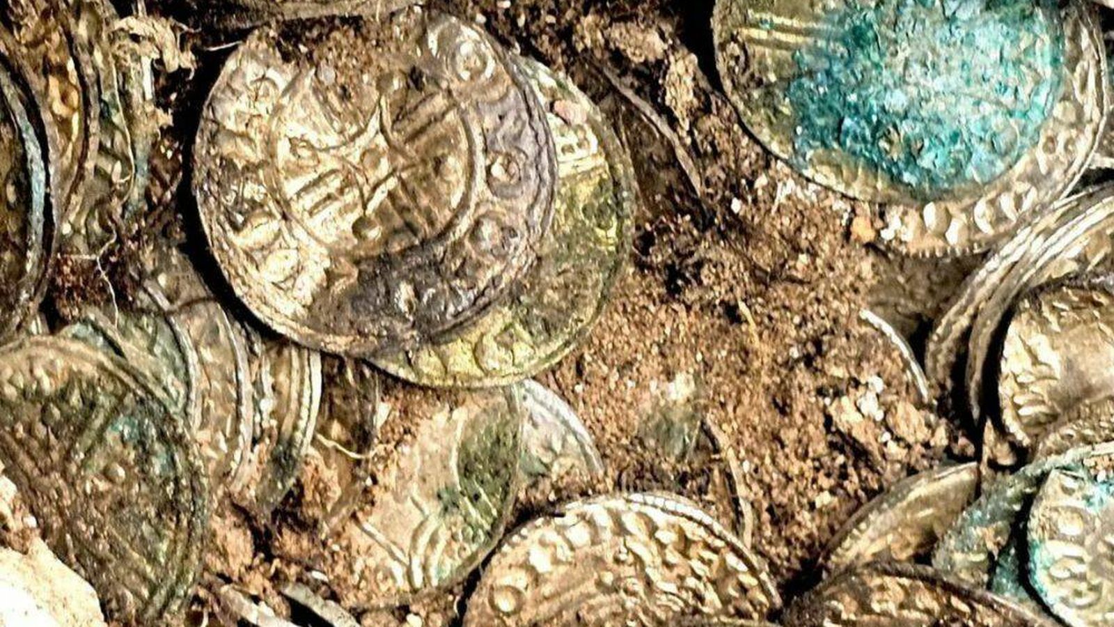Descubren en Inglaterra un valioso tesoro de más de 300 monedas de ...