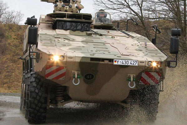 ウクライナ軍「最新技術を結集させた」自走砲を受け取り“軽快な機動性と無人砲塔”本国のドイツでもまだ配備前