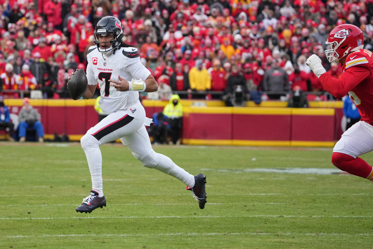 CJ Stroud comes up limping with knee injury during Texans’ playoff game