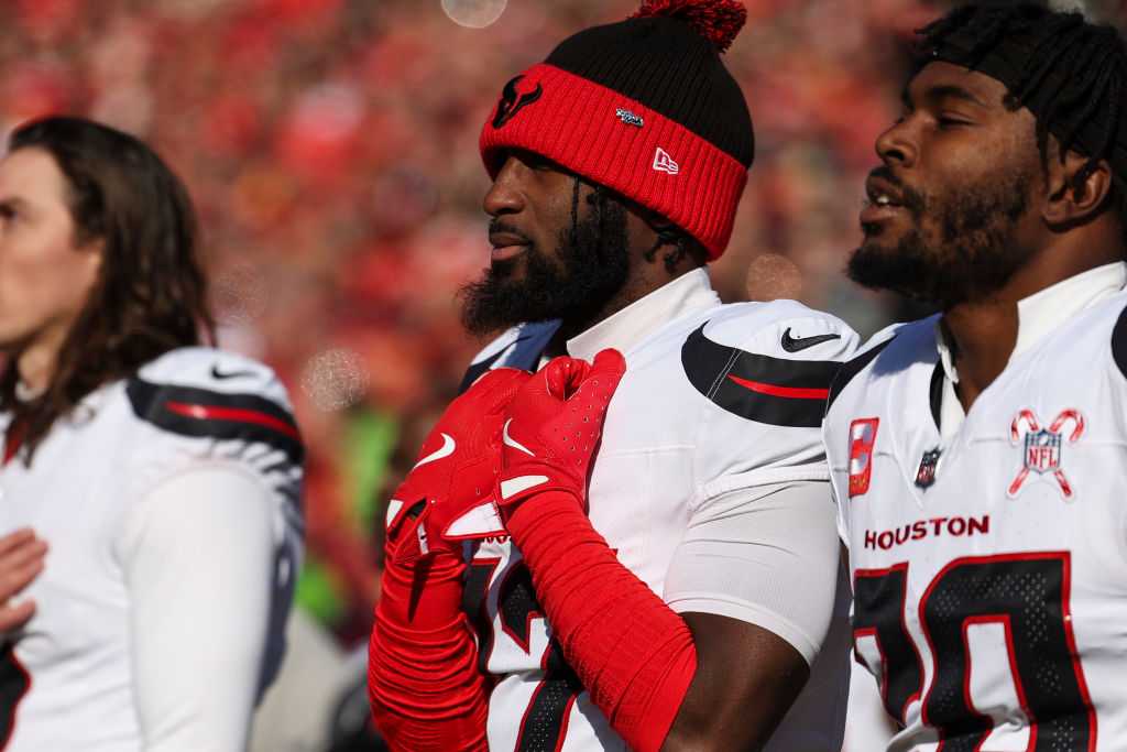 Texans CB Kris Boyd shoves coach Frank Ross after kickoff return