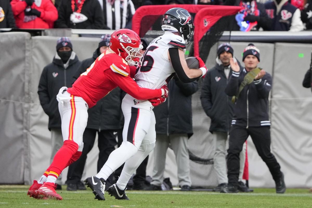 No-Call Hip-Drop Tackle by Chiefs Causes Stir Against Texans