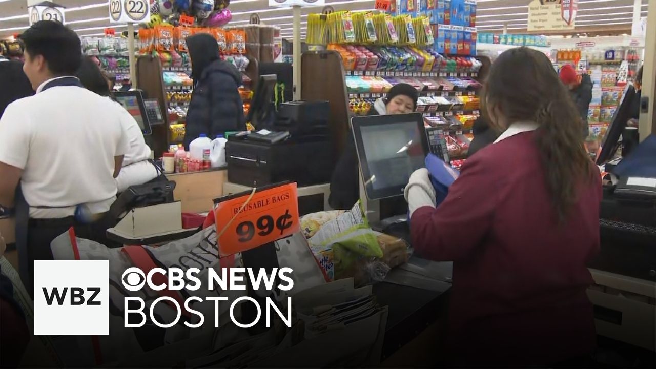 Massachusetts grocery stores busy ahead of Sunday night snowstorm
