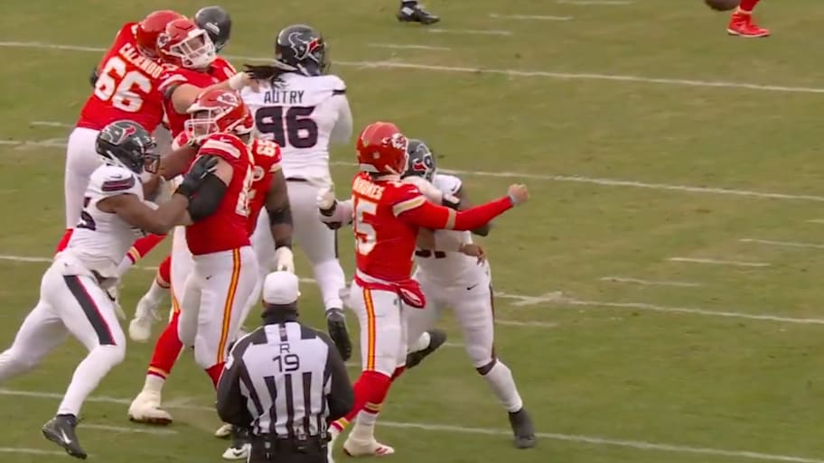 NFL Fans Rip Refs After Patrick Mahomes, Chiefs Benefit From ...