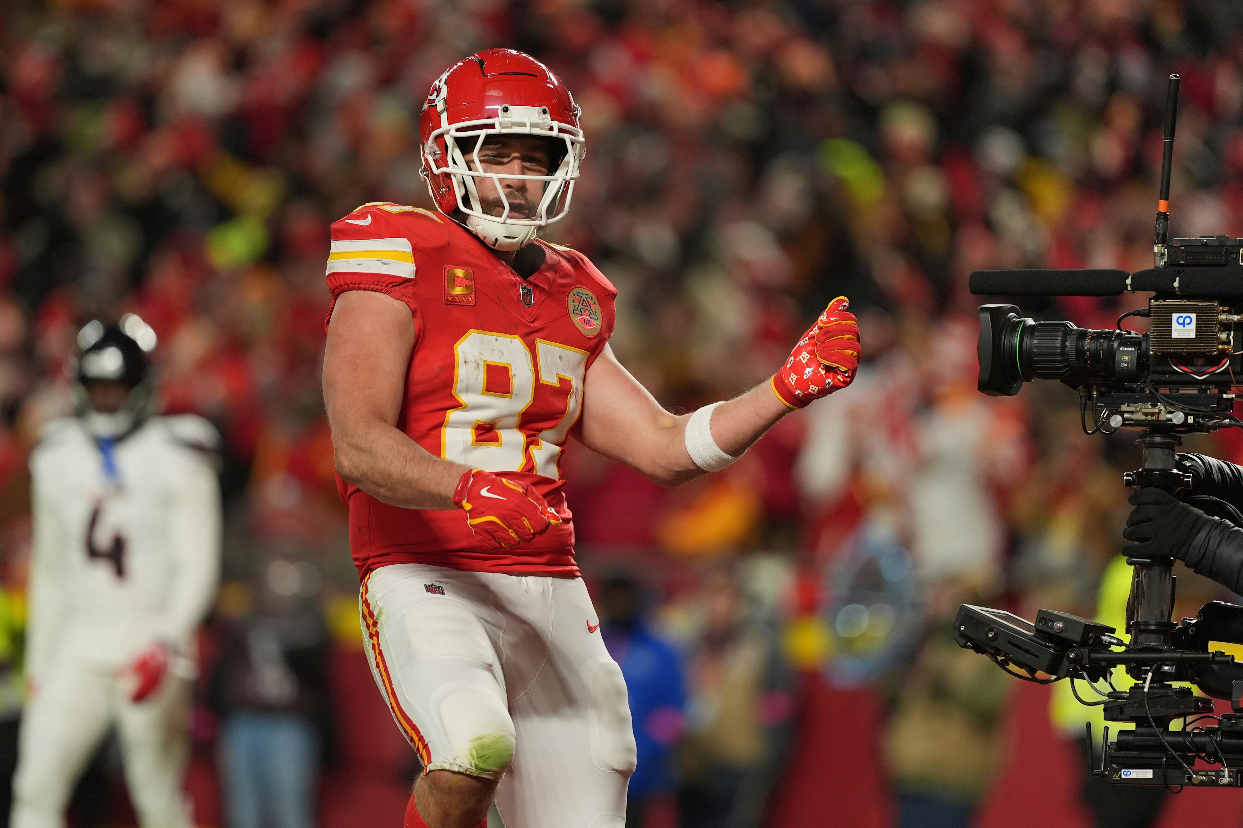 Travis Kelce confirms he’ll return to Chiefs for 2025 season