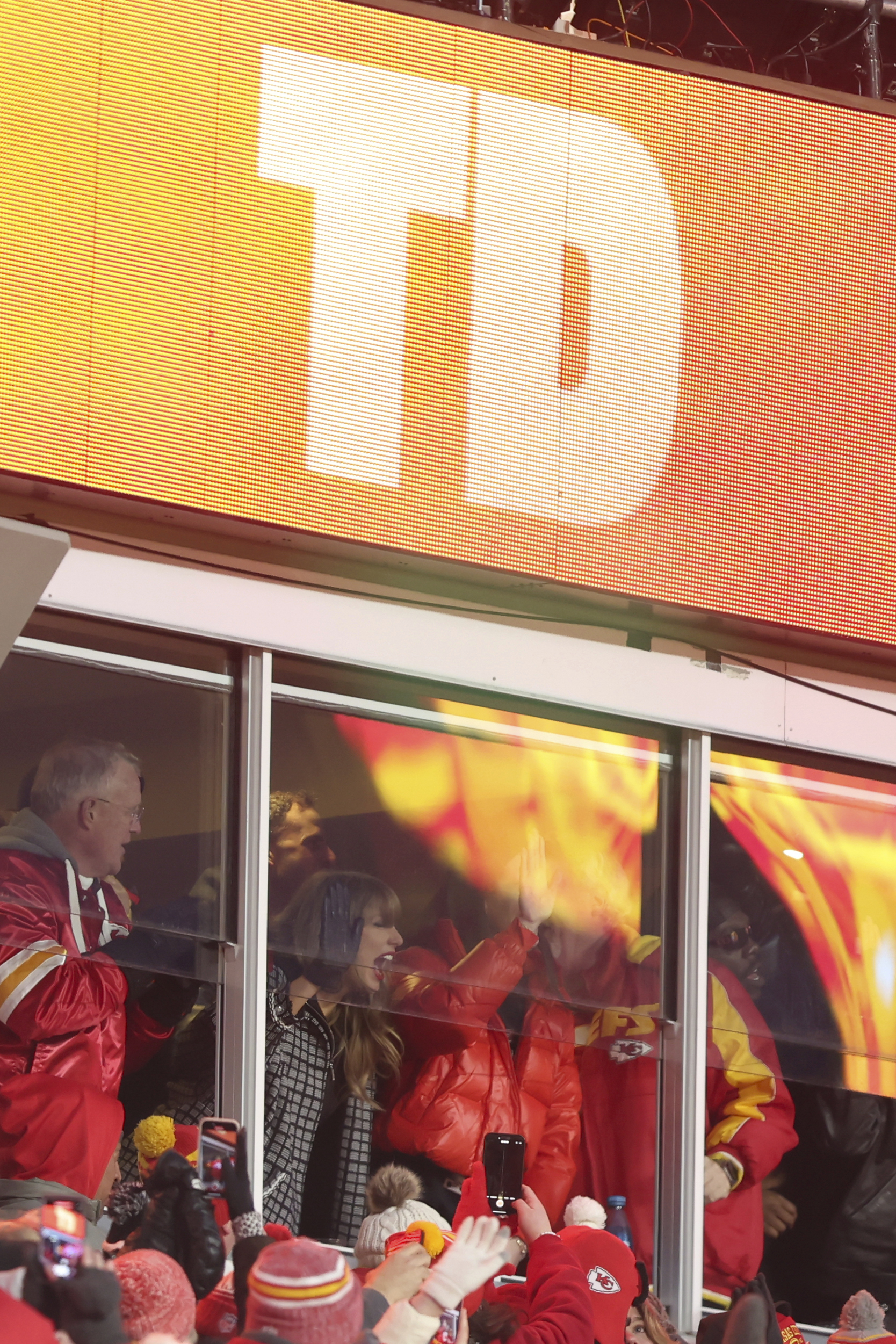 Taylor Swift, Caitlin Clark hug after Travis Kelce scores major ...