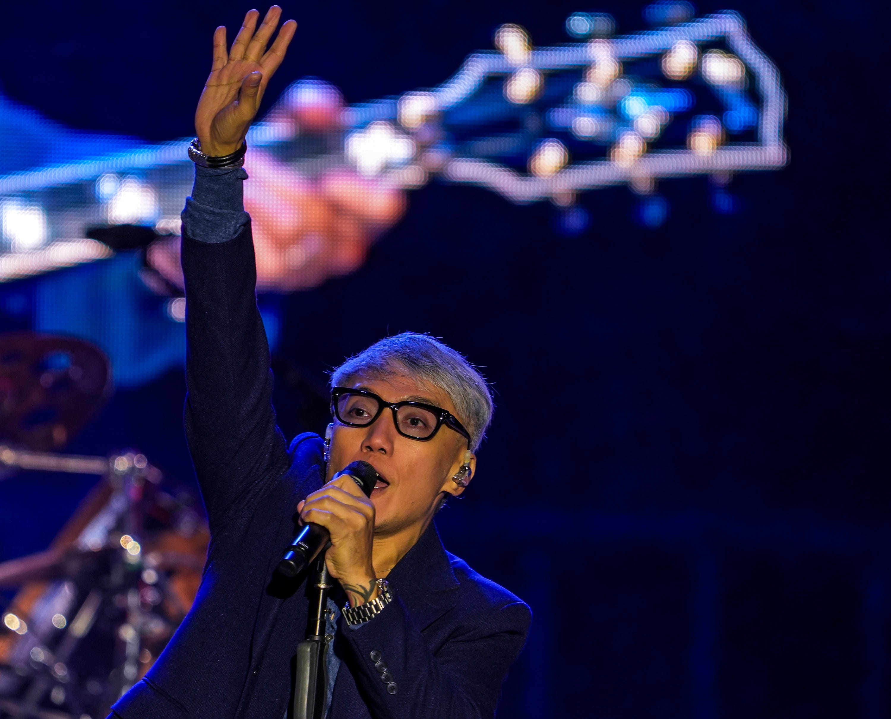 Journey overcomes early sound issues at American Express concert ...