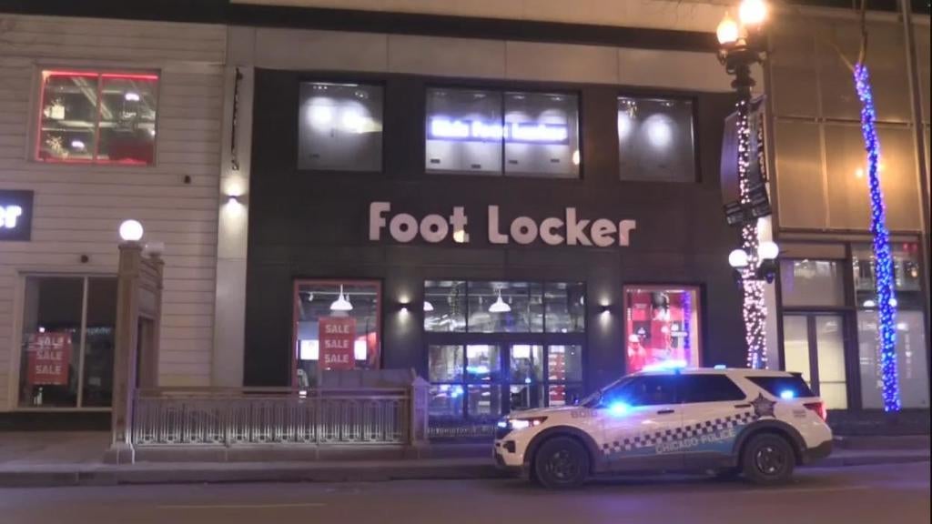 Smash-and-grab burglars target Chicago Loop Foot Locker store