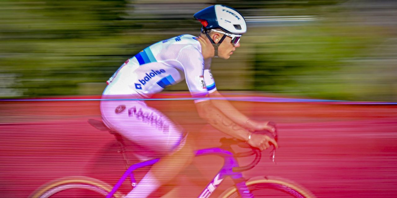 Thibau Nys vliegt naar winst Wereldbeker Benidorm, Wout van Aert bijt ...