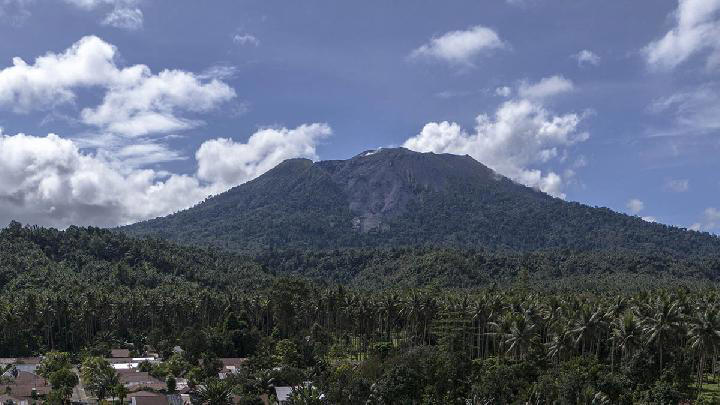 Gunung Ibu Erupsi Saat Ganti Hari, Lontarkan Abu Setinggi 500 Meter
