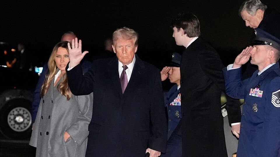 Donald Trump flies on Air Force One with Melania & Baron for ...