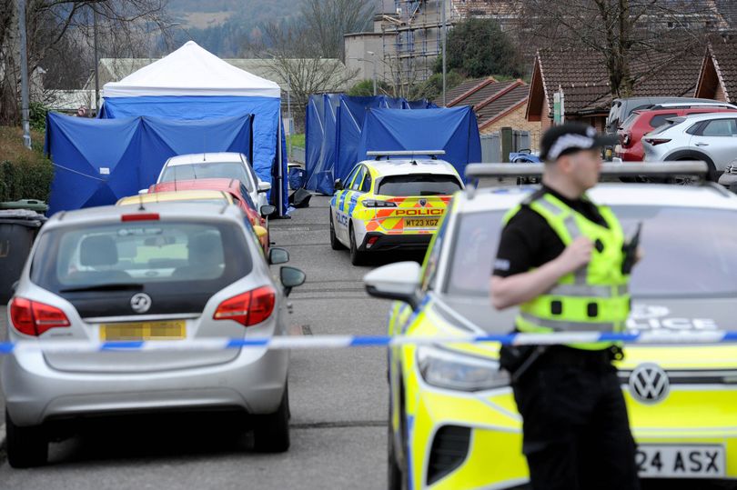 Forensics at Paisley death scene erect blue tent over car amid probe