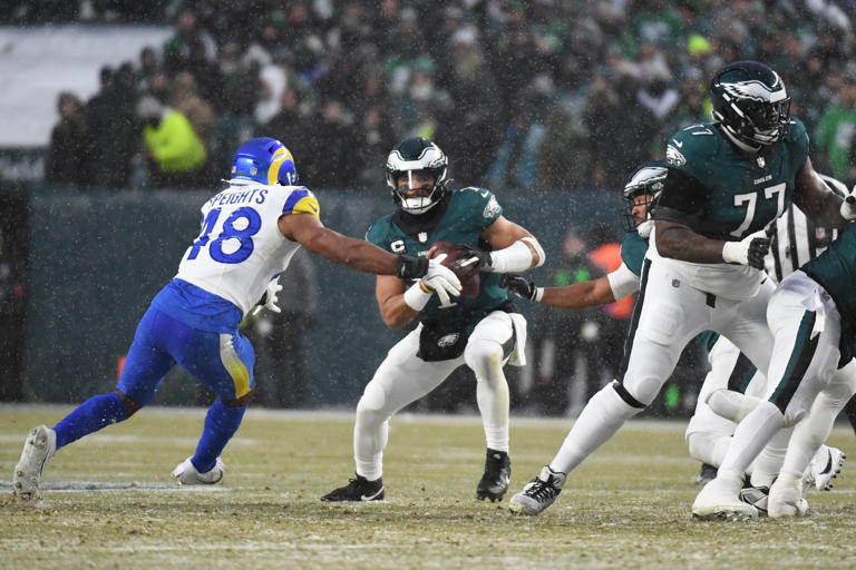 19 dazzling photos of a snowy Eagles-Rams playoff game