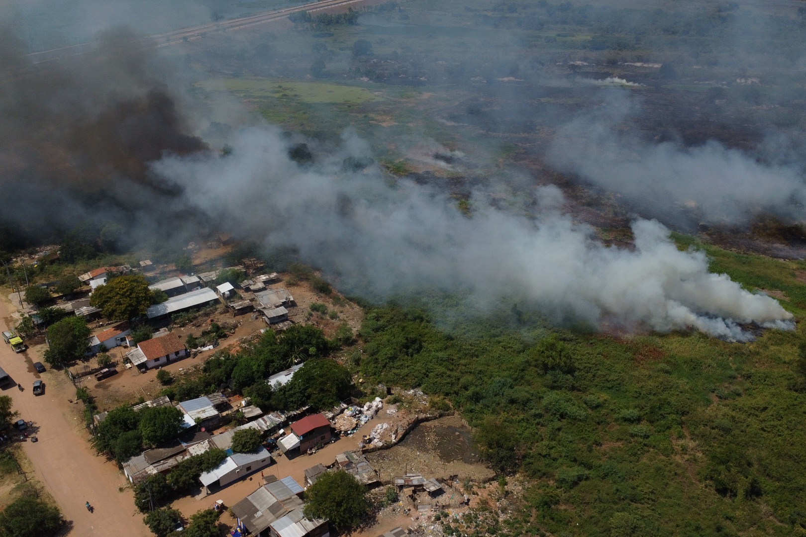 Al menos 135 familias son evacuadas por un voraz incendio a orillas del ...