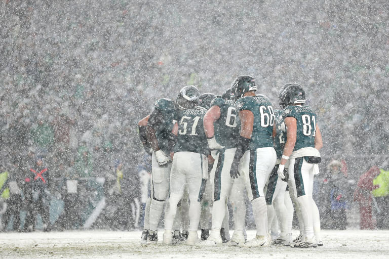 NFL playoffs: Eagles hold on to beat Rams, 28-22, in snow-covered ...