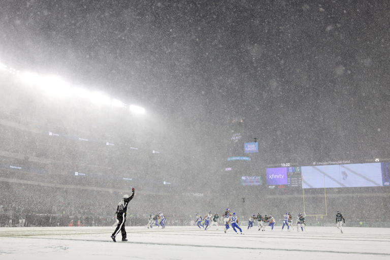 19 dazzling photos of a snowy Eagles-Rams playoff game