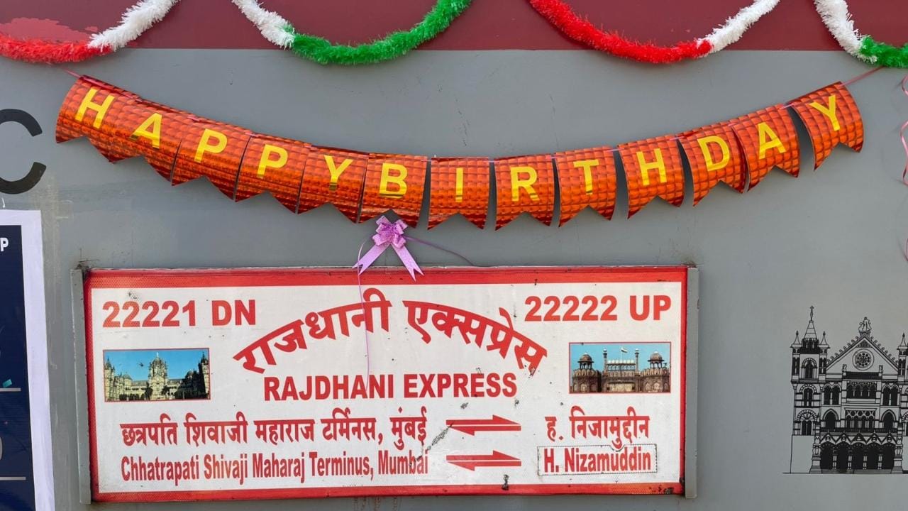 CR celebrates 6th anniversary of CSMT-Hazrat Nizamuddin Rajdhani Express