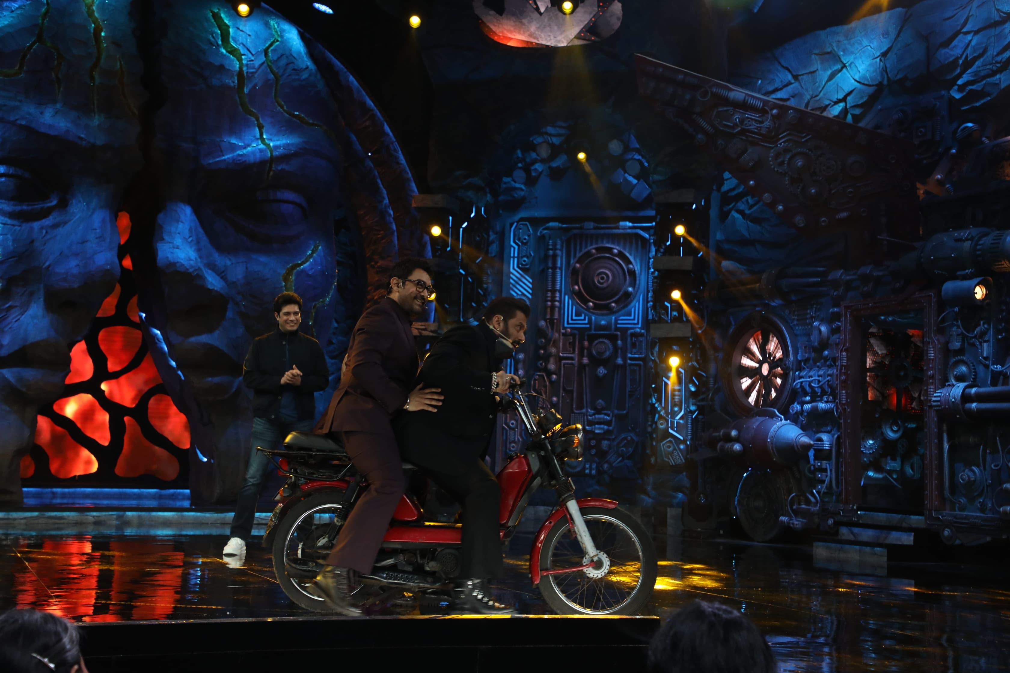 Bigg Boss 18 Finale: Salman Khan And Aamir Khan Recreate Iconic Do ...