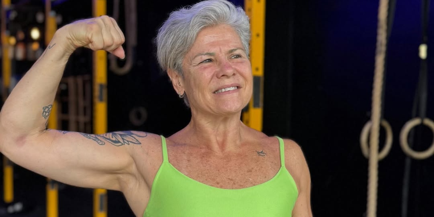 60 Jahre alt und immer noch stylisch: Diese Frau bricht den Dresscode!