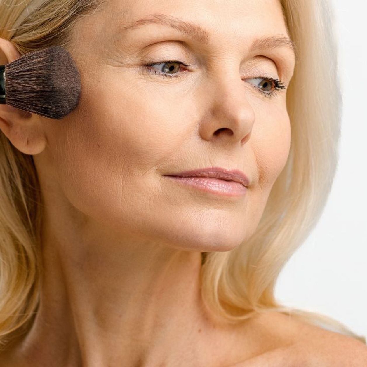 Ce nouveau fond de teint enrichi à 80% de soin unifie la peau sans ...