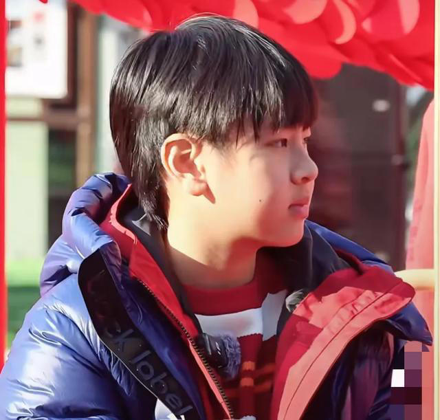 吴尊带一对儿女出席活动，14岁neinei高颜值抢镜，神似演员李梦