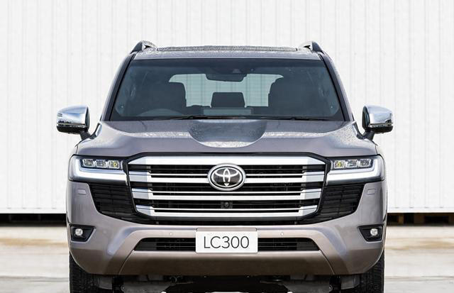 “越野还得酷路泽”，丰田LC300实车，配3.5T+10AT，开着有面子