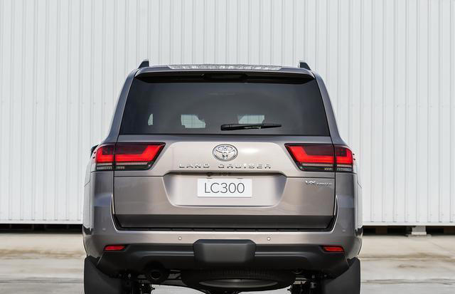 “越野还得酷路泽”，丰田LC300实车，配3.5T+10AT，开着有面子