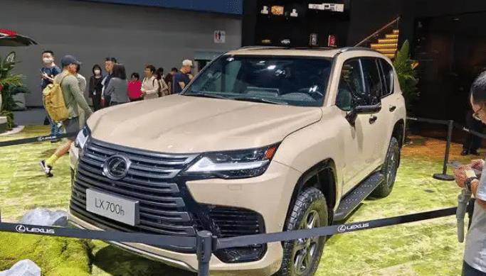 雷克萨斯LX700h落地超230万，混动技术被碾压，溢价150万收割富豪