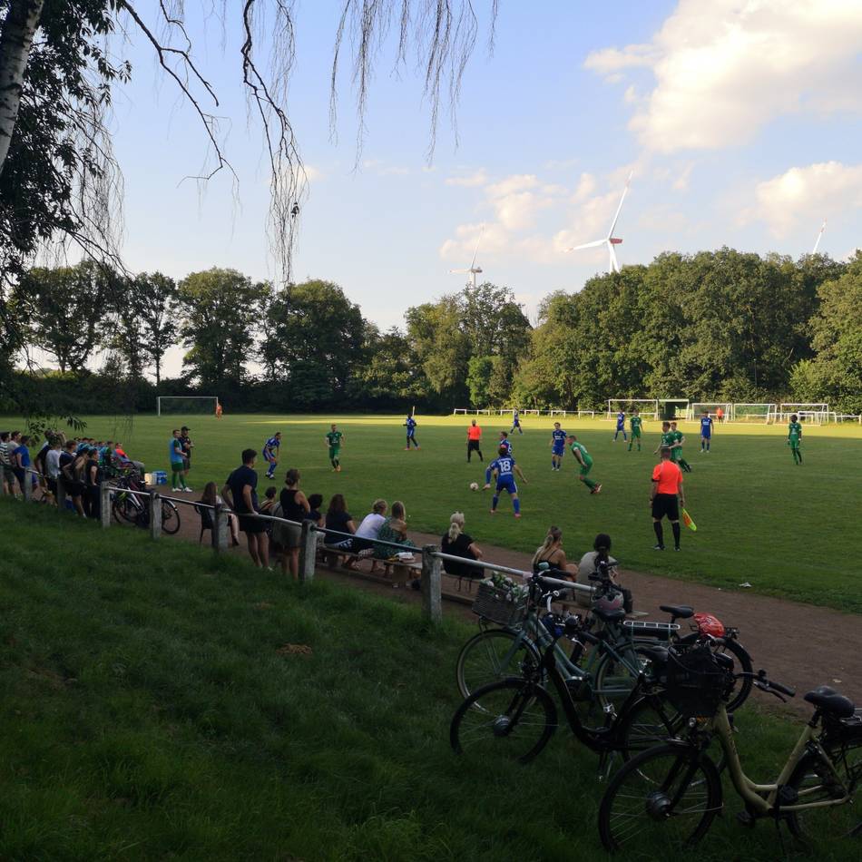 Neue Kunstrasenfelder für Hilfarth und Doveren