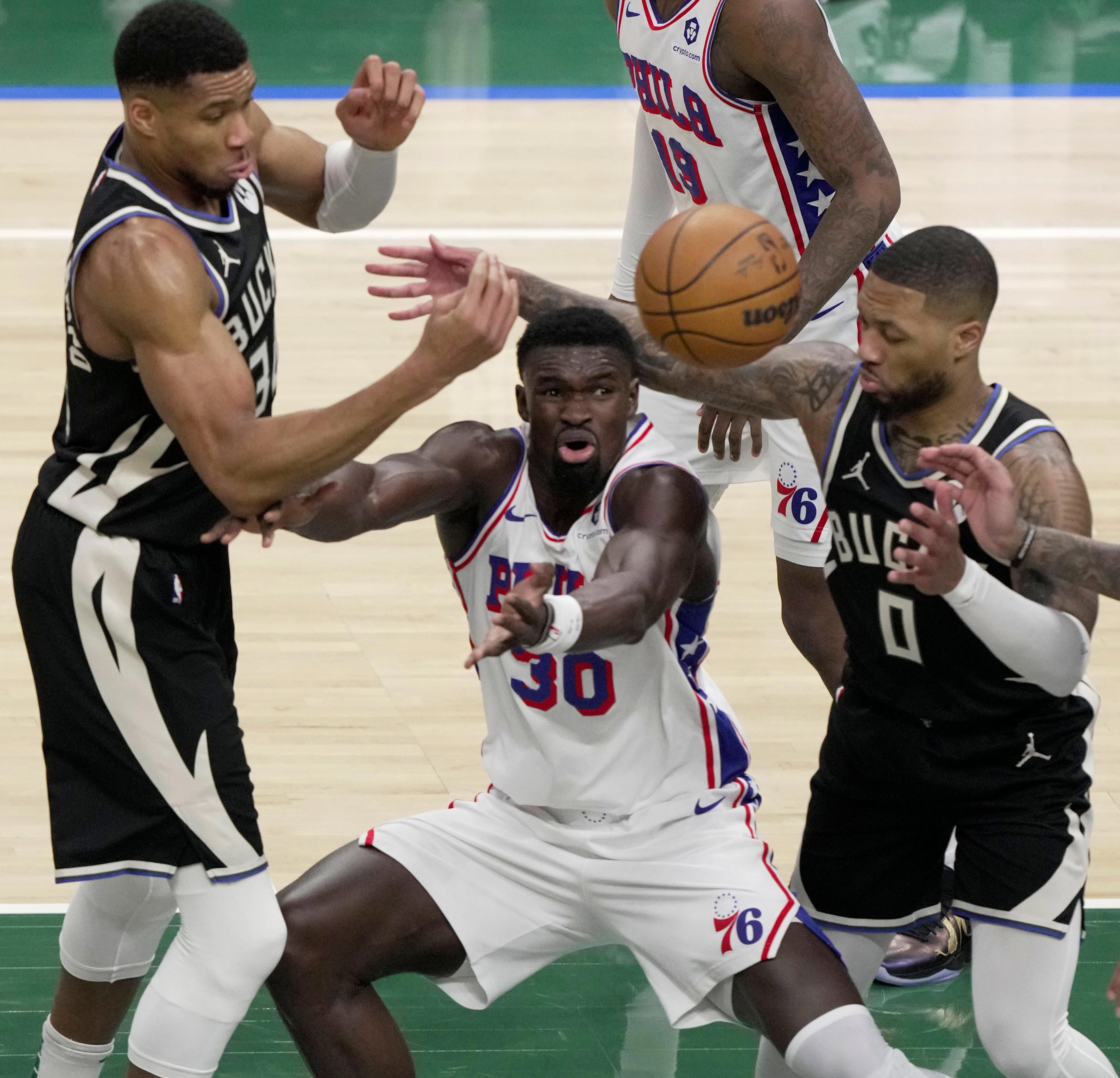 Giannis Antetokounmpo scores 32, Damian Lillard takes over fourth ...